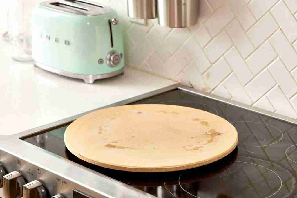 How to Clean Pizza Stone: How to Do It Efficiently